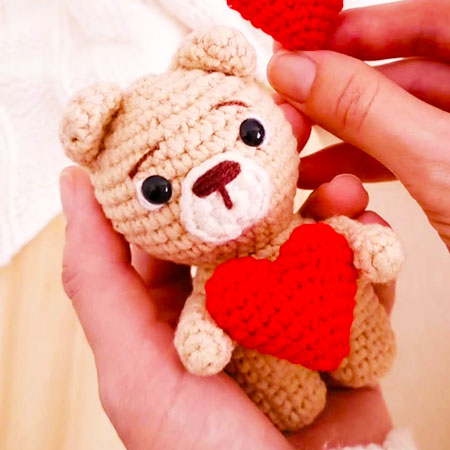 Bär mit rotem Herz Amigurumi Anleitung Schritt für Schritt